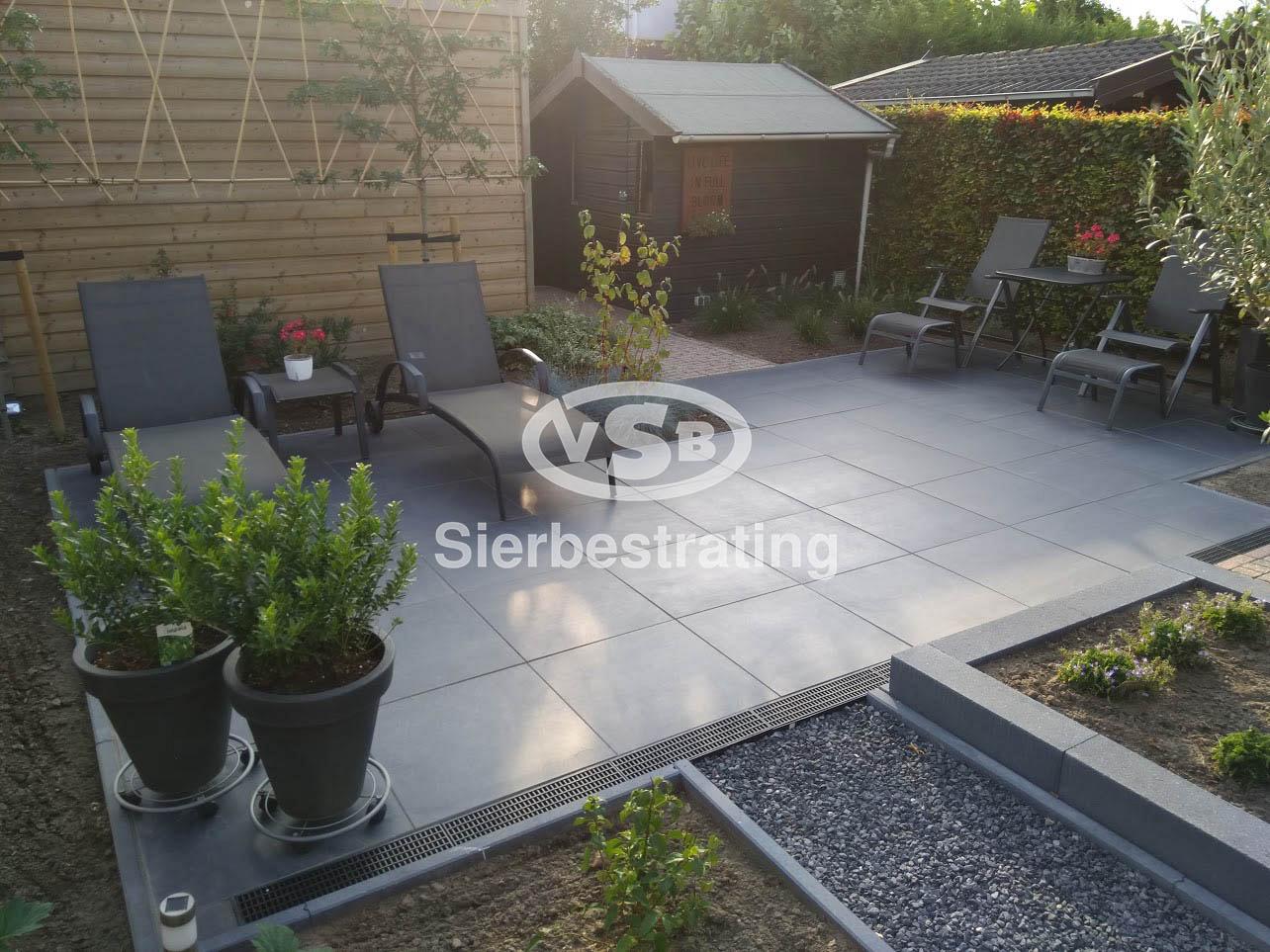 Keramiek op beton tuintegels | VSB Sierbestrating